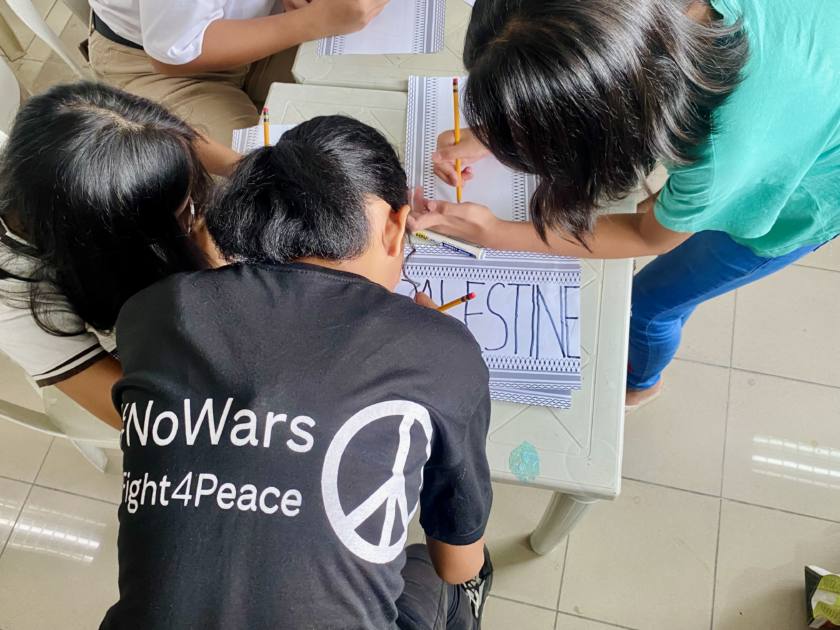 Filipino children stand in solidarity with Palestinian children